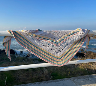 Ravelry: Chal Primavera pattern by Liando Ovillos