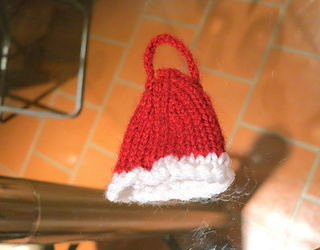 Ravelry: iunfold's Tiny Santa hat ornament