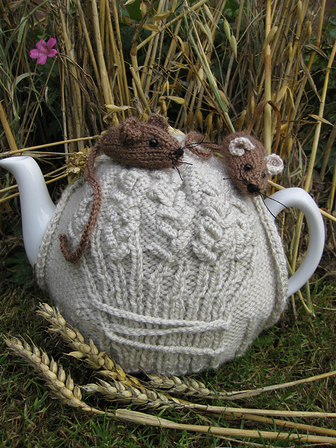 Ravelry: Harvest Mouse Tea Cosy pattern by Lindsay Mudd