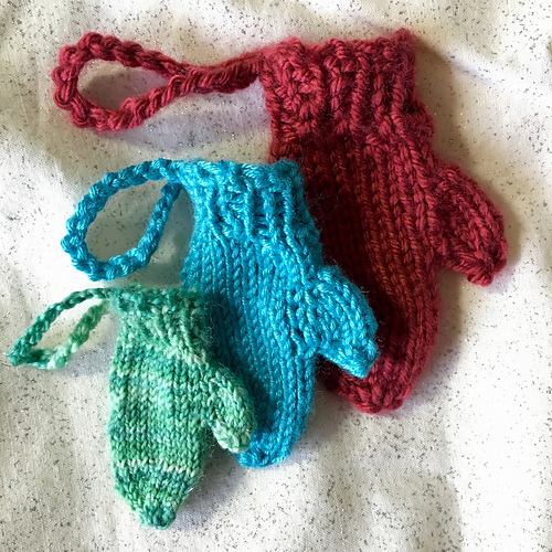 Ravelry: Mini Mitten Ornaments pattern by Lisa Pulsifer