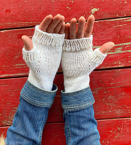Ravelry: The White Stag pattern by Lisa Uotinen