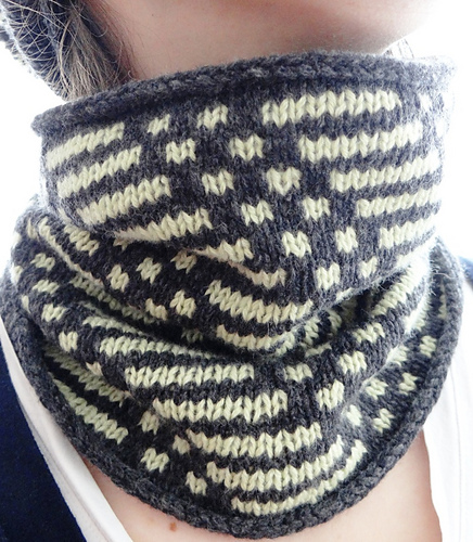 Ravelry: Mosaic Cowl pattern by liZKnits