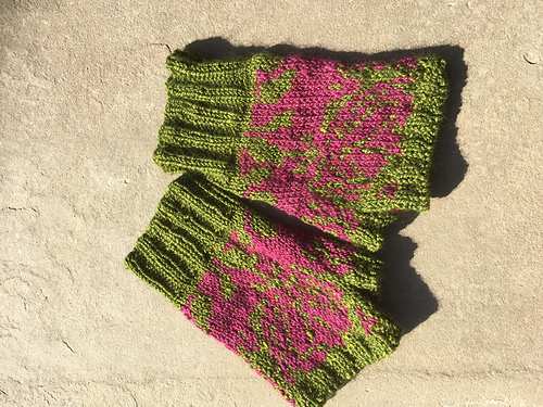Ravelry: October Rose Mitts pattern by Anna Granta
