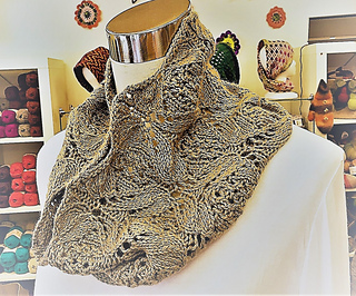 Ravelry: Hana Cowl pattern by Liz Symborski