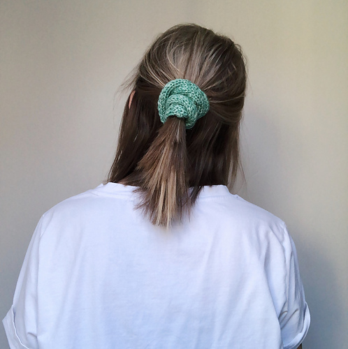 Ravelry: Knit Scrunchy pattern by Caitlin Partridge of llamalovejoy