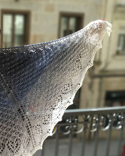 Ravelry: Chal Líridas pattern by Lola Logaro