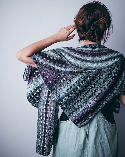 Ravelry: Chal piramides pattern by Lola Logaro