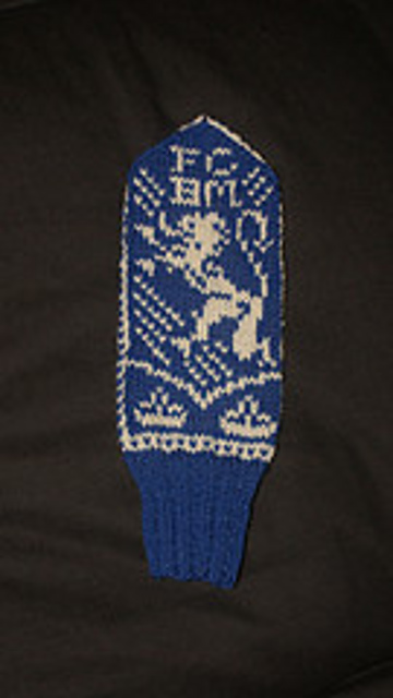 Ravelry: FC Bayern M Mittens pattern by Smevik Design
