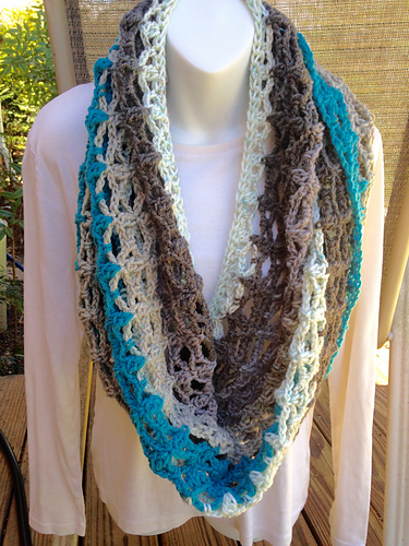 Ravelry: Winterberry Warm-Up Cowl pattern by Elena Hunt