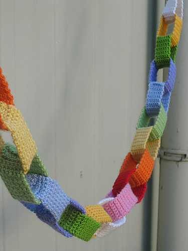 Ravelry: Crocheted paper chain pattern by Steph Giddens