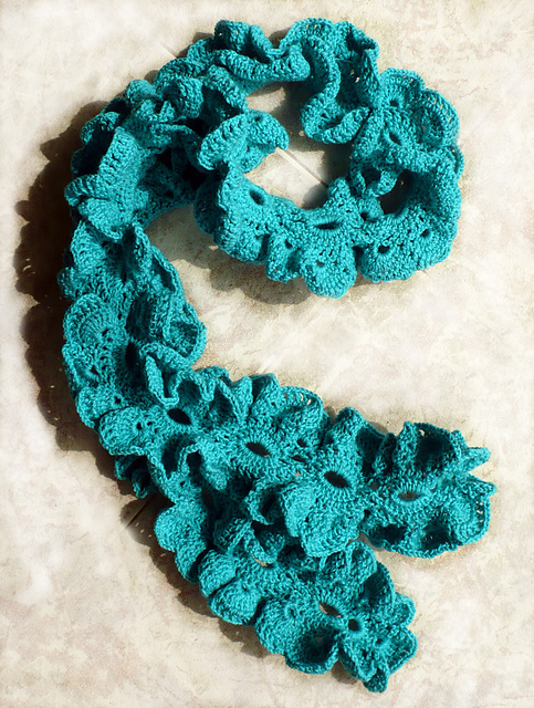 Ravelry: curly scarf pattern by Samanta Maragno