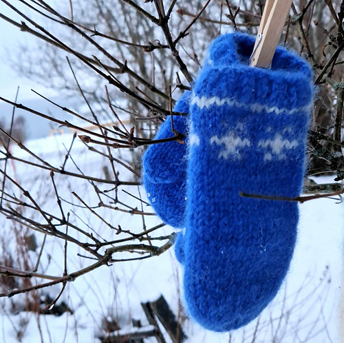 Ravelry: Enkle Vintervotter / Winter mittens pattern by MaBe