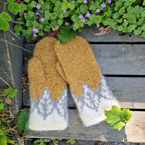 Ravelry: Tova bladvotter / Leaf mittens pattern by MaBe