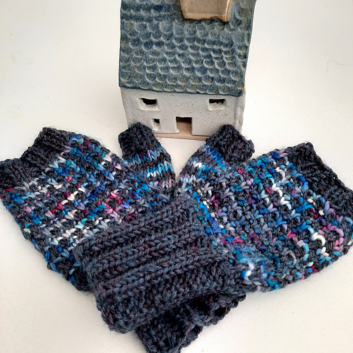 Ravelry: Knitty Bitty mitts pattern by Susan Ashcroft