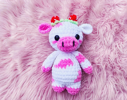 Ravelry: Mini Strawberry Cow pattern by Madeline Mae