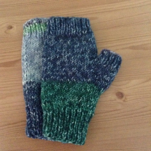 Ravelry: Easy Fingerless Mittens - with Thumbs pattern by marianna mel
