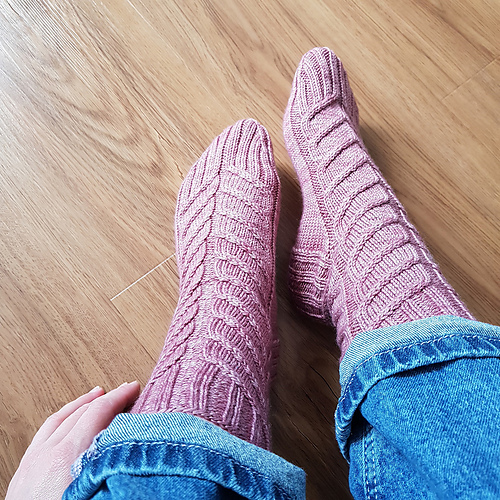 Ravelry: Almina Socks pattern by Lisa Hannes