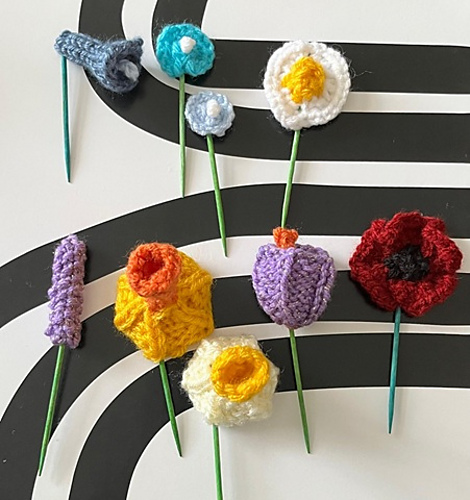 Ravelry: Tiny Knit Flowers pattern by Natasha Hanson