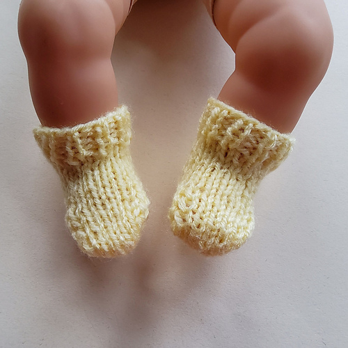 Ravelry: Plain and Simple Baby Socks pattern by marianna mel