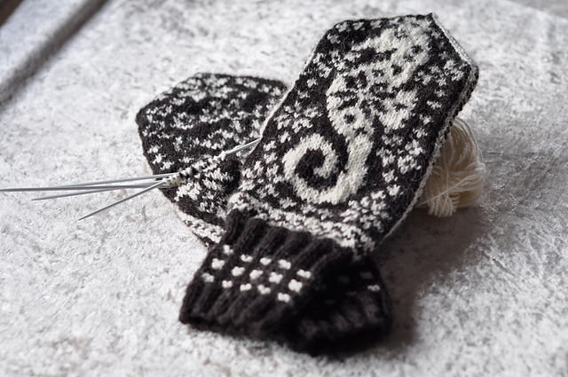 Ravelry: mariannen101's Selbu Sea Horse Mittens