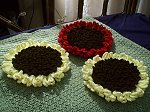 Ravelry: Decorative flower hot pad pattern by Ann Roth