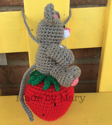Ravelry: Wall Hanging - Mouse on a Strawberry pattern by Mary Smith