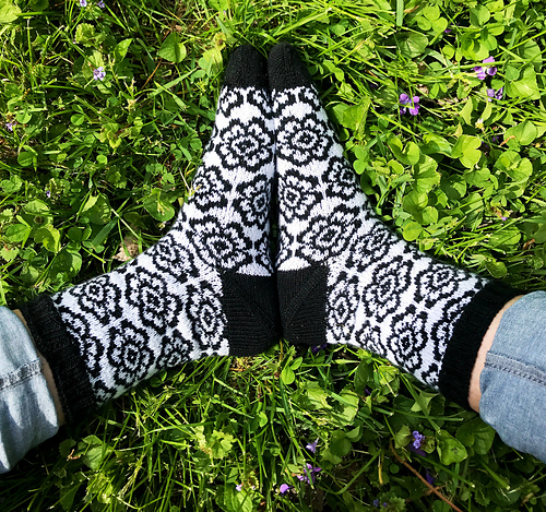 Ravelry: Daisy Socks pattern by Kristen McLaren