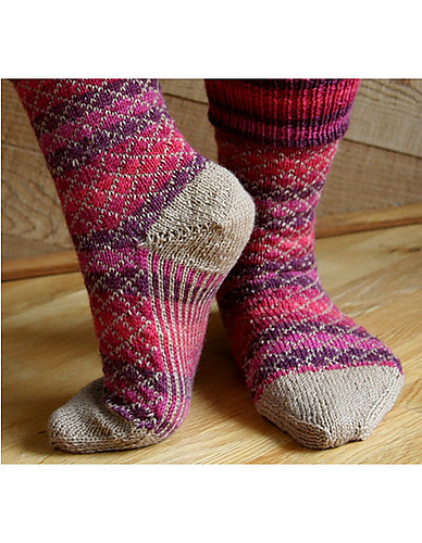 Ravelry: TicTac Toes Socks pattern by Camille Chang