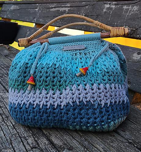 Ravelry: Fanny Feather Fat Bag pattern by Merri Purdy - Purdy Sweet Crochet