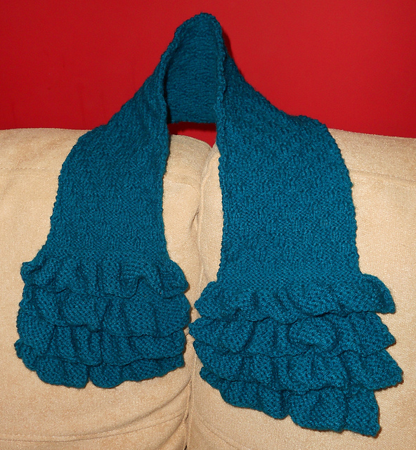 Ravelry: Ruffled scarf pattern by Mihaela Craciunescu
