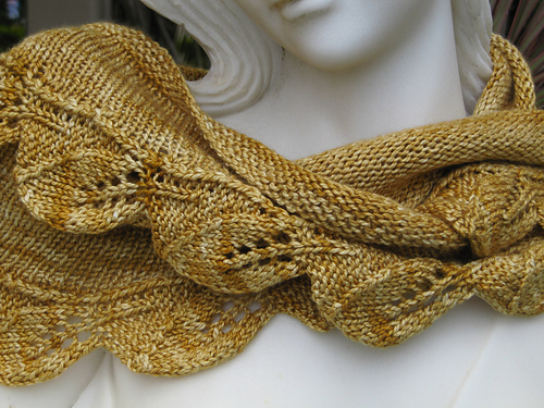 Ravelry: Cedar Leaf Shawlette pattern by Alana Dakos