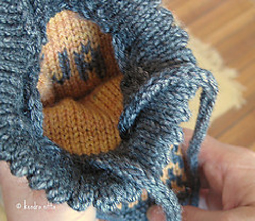 Ravelry: Diamond and Cross Reticule pattern by Kendra Nitta