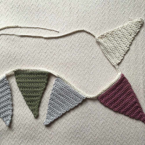 Ravelry: Triangle Bunting pattern by Sophie Moloney