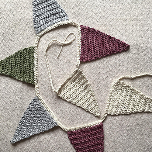 Ravelry: Triangle Bunting pattern by Sophie Moloney