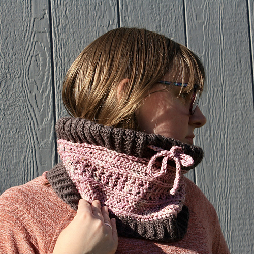 Ravelry: Persinette Drawstring Cowl pattern by Michelle Muskett