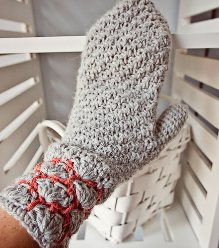 Ravelry: Honeycomb Mittens pattern by Mon Petit Violon