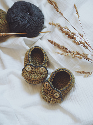 Ravelry: Two Button Moccasins pattern by Mon Petit Violon