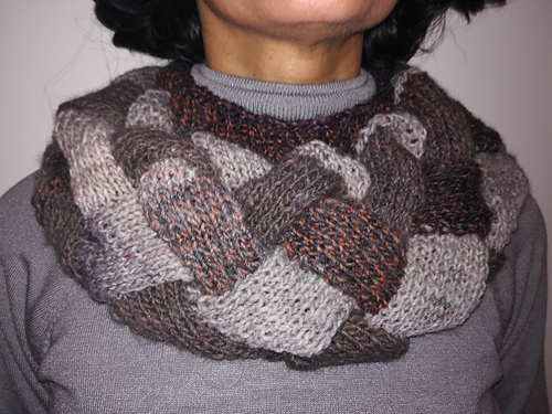 Ravelry: Entrelaçados Cowl pattern by Lulexa - Monica Cabral