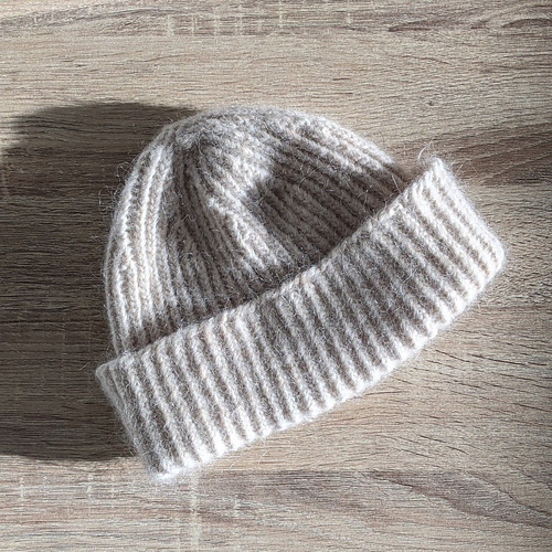 Ravelry: 214-67 Winter Smiles Hat pattern by DROPS design