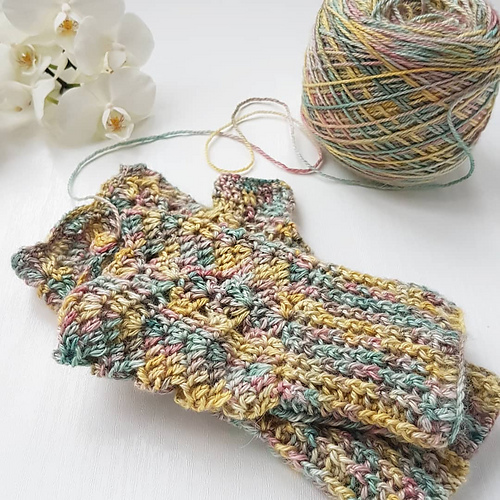 Ravelry: Conker Mitts pattern by Potter & Bloom