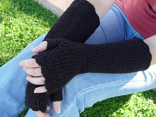 Ravelry: Girly Gauntlets pattern by Theresa Grant
