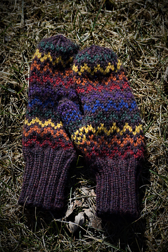 Ravelry: Toddler Rainbow Chevron Mittens pattern by Stephanie Snelten