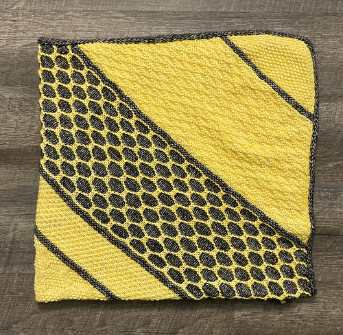Ravelry: Gracie Bee Stroller Blanket pattern by Donielle Oliver Showvay