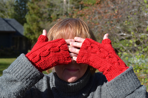 Ravelry: Knitty Knotty mitts pattern by Susan Ashcroft