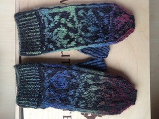 Ravelry: nikiboko's Bird Mittens