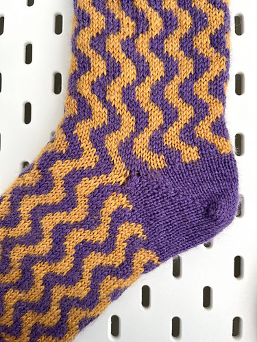 Ravelry: Retro Ripple Socks pattern by Ninetyoneknits