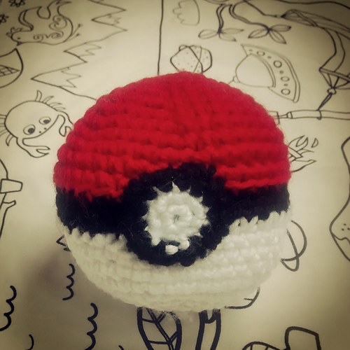 Ravelry: Pokéball pattern by Makayla Yager