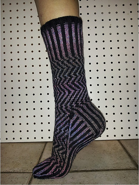 Ravelry: njoyaknitting's Z "pretty" warm socks