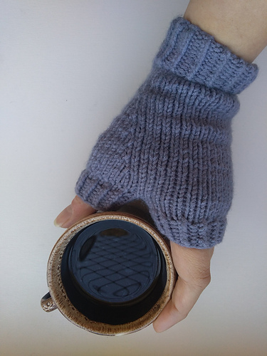 Ravelry: Luvas Grey pattern by Stephanie Lima