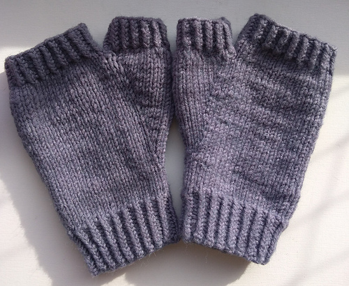 Ravelry: Luvas Grey pattern by Stephanie Lima